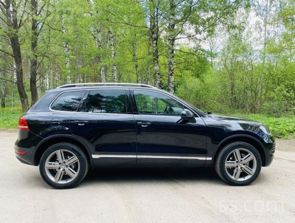 Black Volkswagen Touareg 2010 in Riga, with an engine capacity of 3.00 L and mileage of 0 thousand km for 10990 €, photo 2 on AUTOMOTO.COM.LV