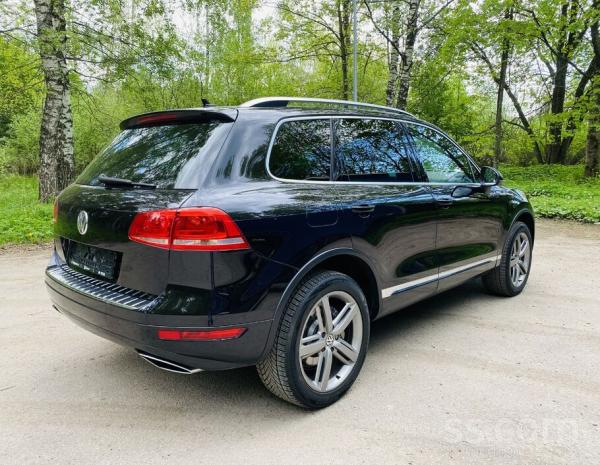 Black Volkswagen Touareg 2010 in Riga, with an engine capacity of 3.00 L and mileage of 0 thousand km for 10990 €, photo 4 on AUTOMOTO.COM.LV