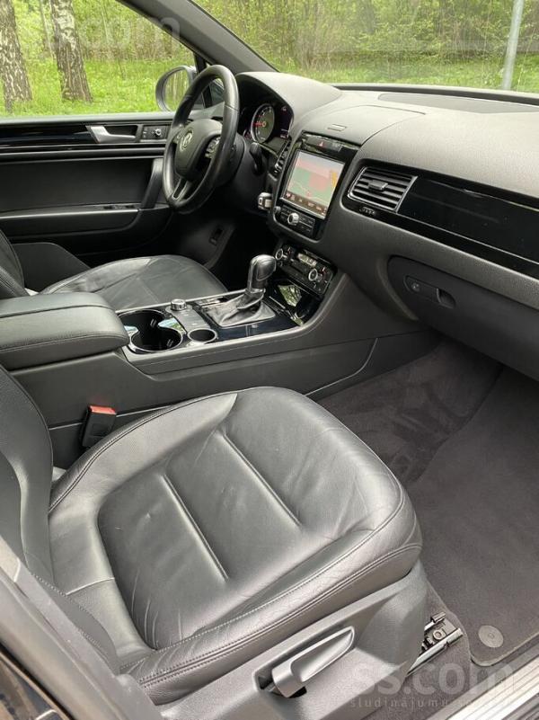 Black Volkswagen Touareg 2010 in Riga, with an engine capacity of 3.00 L and mileage of 0 thousand km for 10990 €, photo 6 on AUTOMOTO.COM.LV