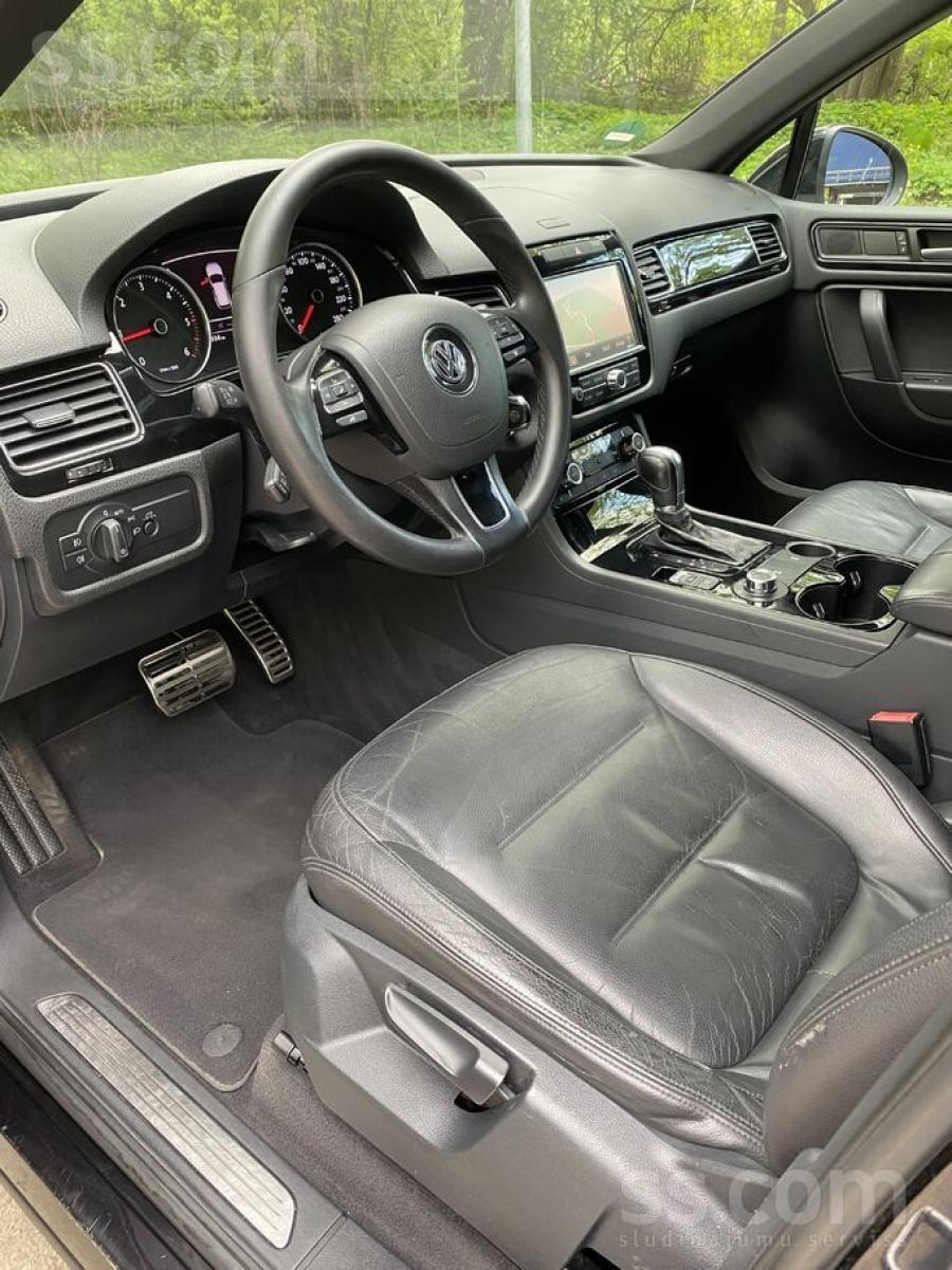 Black Volkswagen Touareg 2010 in Riga, with an engine capacity of 3.00 L and mileage of 0 thousand km for 10990 €, photo 8 on AUTOMOTO.COM.LV