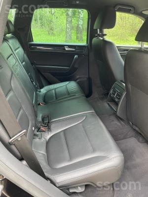 Black Volkswagen Touareg 2010 in Riga, with an engine capacity of 3.00 L and mileage of 0 thousand km for 10990 €, photo 9 on AUTOMOTO.COM.LV