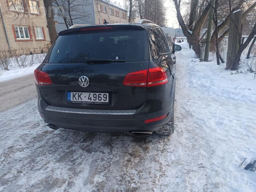 Melns Volkswagen Touareg 2010 Rīga, ar dzinēja tilpumu 3.00 L un nobraukumu 320 tūkst. km par 10800 €, foto 3 vietnē AUTOMOTO.COM.LV