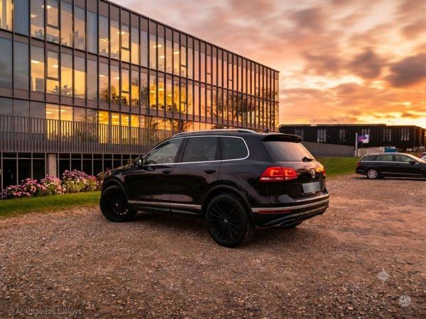 Melns Volkswagen Touareg 2010 Viļņa, ar dzinēja tilpumu 4.13 L un nobraukumu 283 tūkst. km par 10500 €, foto 2 vietnē AUTOMOTO.COM.LV