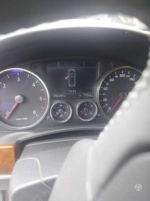 Black Volkswagen Touareg 2010 in Panevezys, with an engine capacity of 2.97 L and mileage of 292 thousand km for 5500 €, photo 2 on AUTOMOTO.COM.LV