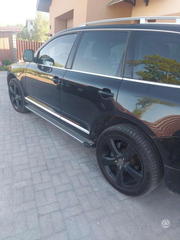 Black Volkswagen Touareg 2010 in Panevezys, with an engine capacity of 2.97 L and mileage of 292 thousand km for 5500 €, photo 5 on AUTOMOTO.COM.LV