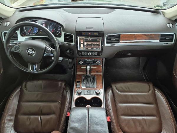Black Volkswagen Touareg 2010 in Vilnius, with an engine capacity of 2.97 L and mileage of 221 thousand km for 7990 €, photo 3 on AUTOMOTO.COM.LV