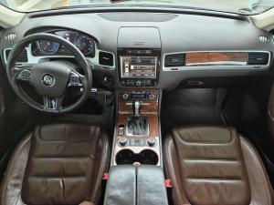 Melns Volkswagen Touareg 2010 Viļņa, ar dzinēja tilpumu 2.97 L un nobraukumu 221 tūkst. km par 7990 €, foto 4 vietnē AUTOMOTO.COM.LV
