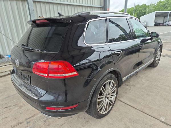 Black Volkswagen Touareg 2010 in Vilnius, with an engine capacity of 2.97 L and mileage of 221 thousand km for 7990 €, photo 5 on AUTOMOTO.COM.LV