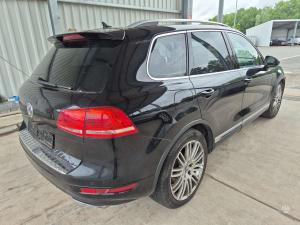 Melns Volkswagen Touareg 2010 Viļņa, ar dzinēja tilpumu 2.97 L un nobraukumu 221 tūkst. km par 7990 €, foto 6 vietnē AUTOMOTO.COM.LV