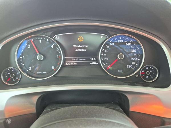 Black Volkswagen Touareg 2010 in Vilnius, with an engine capacity of 2.97 L and mileage of 221 thousand km for 7990 €, photo 6 on AUTOMOTO.COM.LV