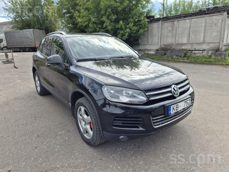 Black Volkswagen Touareg 2010 in Riga, with an engine capacity of 3.00 L and mileage of 265 thousand km for 8490 €, photo 3 on AUTOMOTO.COM.LV