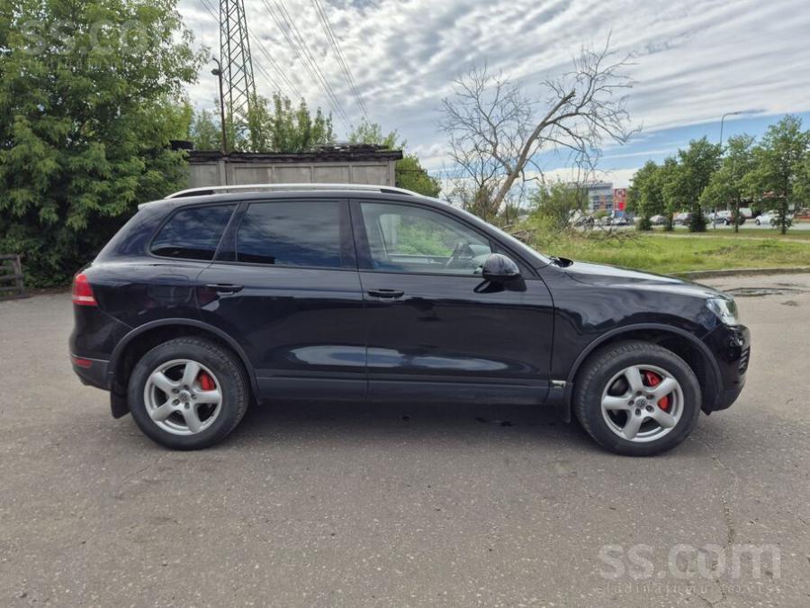 Black Volkswagen Touareg 2010 in Riga, with an engine capacity of 3.00 L and mileage of 265 thousand km for 8490 €, photo 6 on AUTOMOTO.COM.LV