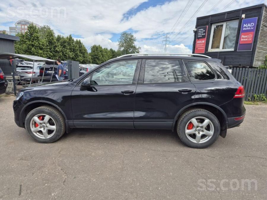 Black Volkswagen Touareg 2010 in Riga, with an engine capacity of 3.00 L and mileage of 265 thousand km for 8490 €, photo 9 on AUTOMOTO.COM.LV
