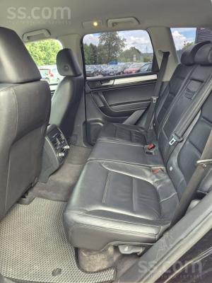 Black Volkswagen Touareg 2010 in Riga, with an engine capacity of 3.00 L and mileage of 265 thousand km for 8490 €, photo 10 on AUTOMOTO.COM.LV
