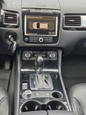 Black Volkswagen Touareg 2010 in Riga, with an engine capacity of 3.00 L and mileage of 265 thousand km for 8490 €, photo 12 on AUTOMOTO.COM.LV