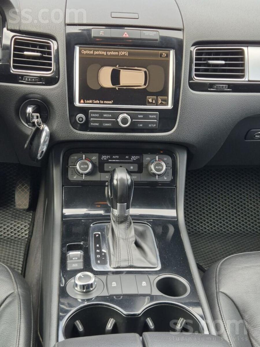 Black Volkswagen Touareg 2010 in Riga, with an engine capacity of 3.00 L and mileage of 265 thousand km for 8490 €, photo 12 on AUTOMOTO.COM.LV