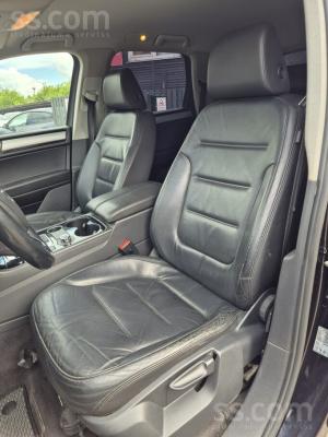 Black Volkswagen Touareg 2010 in Riga, with an engine capacity of 3.00 L and mileage of 265 thousand km for 8490 €, photo 14 on AUTOMOTO.COM.LV