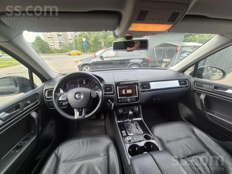 Black Volkswagen Touareg 2010 in Riga, with an engine capacity of 3.00 L and mileage of 265 thousand km for 8490 €, photo 18 on AUTOMOTO.COM.LV