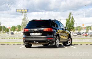 Black Volkswagen Touareg 2010 in Riga, with an engine capacity of 3.00 L and mileage of 265 thousand km for 7990 €, photo 7 on AUTOMOTO.COM.LV