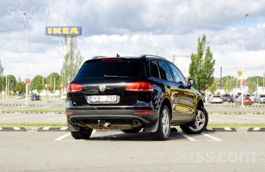 Black Volkswagen Touareg 2010 in Riga, with an engine capacity of 3.00 L and mileage of 265 thousand km for 7990 €, photo 7 on AUTOMOTO.COM.LV