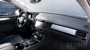 Black Volkswagen Touareg 2010 in Riga, with an engine capacity of 3.00 L and mileage of 265 thousand km for 7990 €, photo 12 on AUTOMOTO.COM.LV