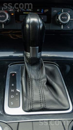 Black Volkswagen Touareg 2010 in Riga, with an engine capacity of 3.00 L and mileage of 265 thousand km for 7990 €, photo 16 on AUTOMOTO.COM.LV