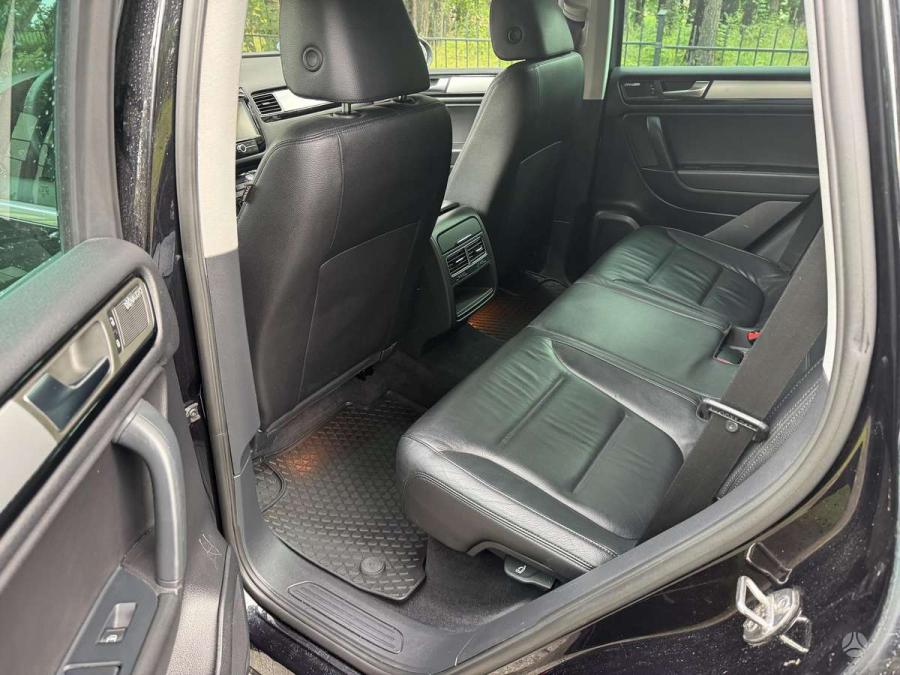 Melns Volkswagen Touareg 2010 Viļņa, ar dzinēja tilpumu 2.97 L un nobraukumu 252 tūkst. km par 10890 €, foto 14 vietnē AUTOMOTO.COM.LV