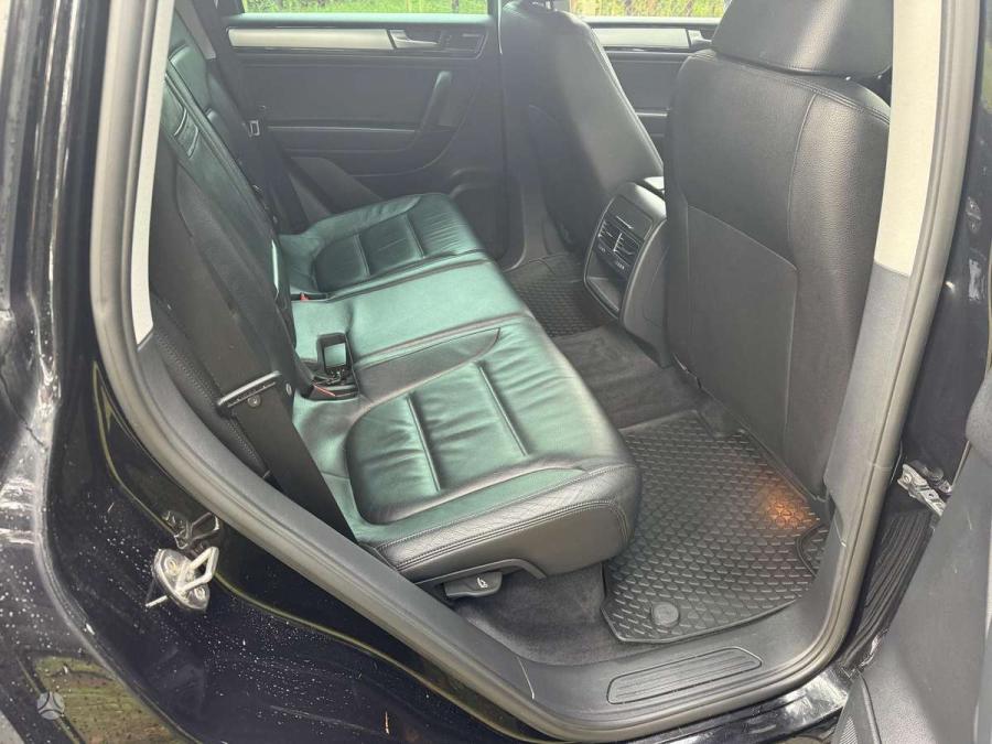 Melns Volkswagen Touareg 2010 Viļņa, ar dzinēja tilpumu 2.97 L un nobraukumu 252 tūkst. km par 10890 €, foto 15 vietnē AUTOMOTO.COM.LV