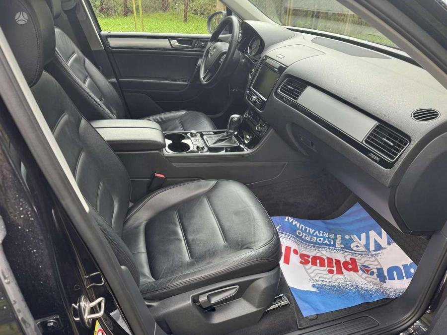 Melns Volkswagen Touareg 2010 Viļņa, ar dzinēja tilpumu 2.97 L un nobraukumu 252 tūkst. km par 10890 €, foto 16 vietnē AUTOMOTO.COM.LV