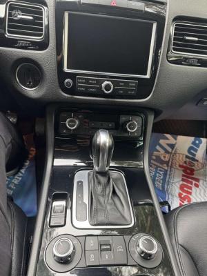 Melns Volkswagen Touareg 2010 Viļņa, ar dzinēja tilpumu 2.97 L un nobraukumu 252 tūkst. km par 10890 €, foto 18 vietnē AUTOMOTO.COM.LV