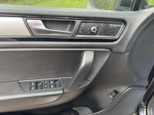 Melns Volkswagen Touareg 2010 Viļņa, ar dzinēja tilpumu 2.97 L un nobraukumu 252 tūkst. km par 10890 €, foto 27 vietnē AUTOMOTO.COM.LV