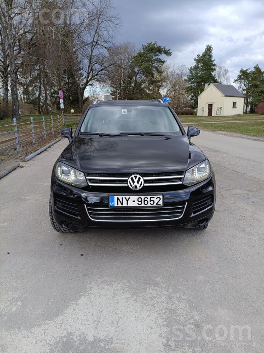Black Volkswagen Touareg 2010 in Riga, with an engine capacity of 3.00 L and mileage of 420 thousand km for 8700 €, photo 1 on AUTOMOTO.COM.LV