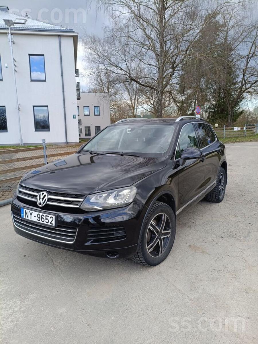 Black Volkswagen Touareg 2010 in Riga, with an engine capacity of 3.00 L and mileage of 420 thousand km for 8700 €, photo 3 on AUTOMOTO.COM.LV