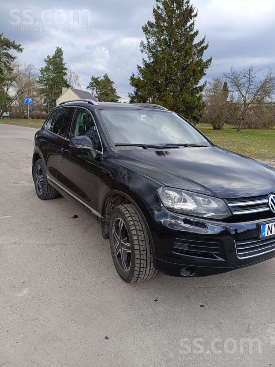 Black Volkswagen Touareg 2010 in Riga, with an engine capacity of 3.00 L and mileage of 420 thousand km for 8700 €, photo 4 on AUTOMOTO.COM.LV