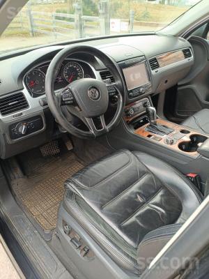 Black Volkswagen Touareg 2010 in Riga, with an engine capacity of 3.00 L and mileage of 420 thousand km for 8700 €, photo 5 on AUTOMOTO.COM.LV