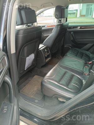 Black Volkswagen Touareg 2010 in Riga, with an engine capacity of 3.00 L and mileage of 420 thousand km for 8700 €, photo 6 on AUTOMOTO.COM.LV