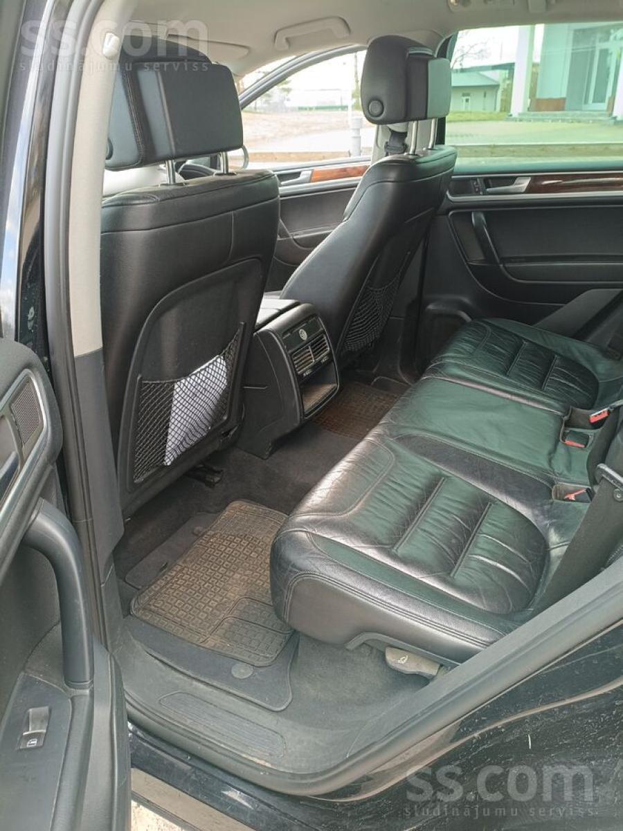 Black Volkswagen Touareg 2010 in Riga, with an engine capacity of 3.00 L and mileage of 420 thousand km for 8700 €, photo 6 on AUTOMOTO.COM.LV
