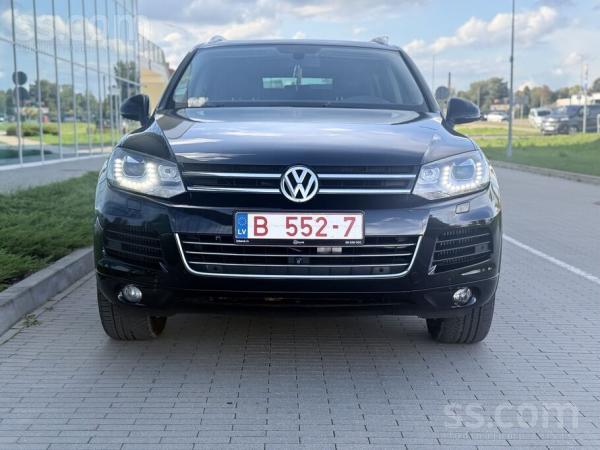 Black Volkswagen Touareg 2010 in Rezekne, with an engine capacity of 3.00 L and mileage of 326 thousand km for 10950 €, photo 3 on AUTOMOTO.COM.LV