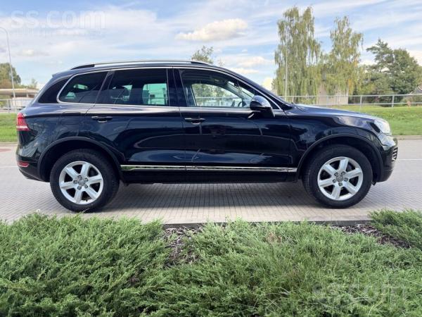 Black Volkswagen Touareg 2010 in Rezekne, with an engine capacity of 3.00 L and mileage of 326 thousand km for 10950 €, photo 5 on AUTOMOTO.COM.LV