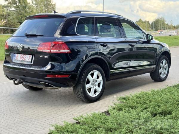 Black Volkswagen Touareg 2010 in Rezekne, with an engine capacity of 3.00 L and mileage of 326 thousand km for 10950 €, photo 6 on AUTOMOTO.COM.LV