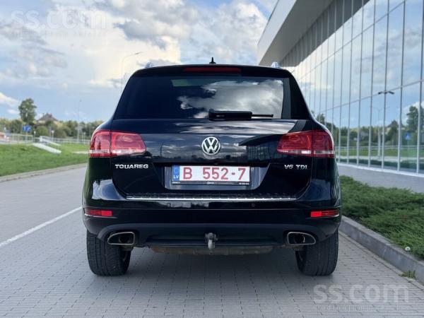 Black Volkswagen Touareg 2010 in Rezekne, with an engine capacity of 3.00 L and mileage of 326 thousand km for 10950 €, photo 7 on AUTOMOTO.COM.LV