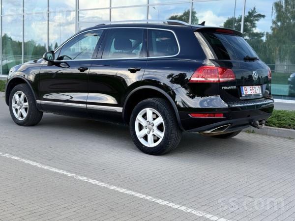Black Volkswagen Touareg 2010 in Rezekne, with an engine capacity of 3.00 L and mileage of 326 thousand km for 10950 €, photo 8 on AUTOMOTO.COM.LV