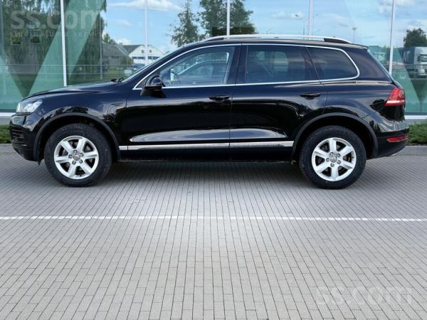 Black Volkswagen Touareg 2010 in Rezekne, with an engine capacity of 3.00 L and mileage of 326 thousand km for 10950 €, photo 9 on AUTOMOTO.COM.LV