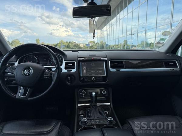 Black Volkswagen Touareg 2010 in Rezekne, with an engine capacity of 3.00 L and mileage of 326 thousand km for 10950 €, photo 11 on AUTOMOTO.COM.LV
