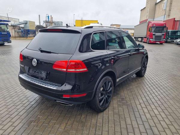 Black Volkswagen Touareg 2010 in Taurage, with an engine capacity of 2.97 L and mileage of 276 thousand km for 10000 €, photo 5 on AUTOMOTO.COM.LV