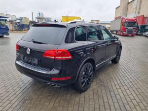 Black Volkswagen Touareg 2010 in Taurage, with an engine capacity of 2.97 L and mileage of 276 thousand km for 10000 €, photo 5 on AUTOMOTO.COM.LV