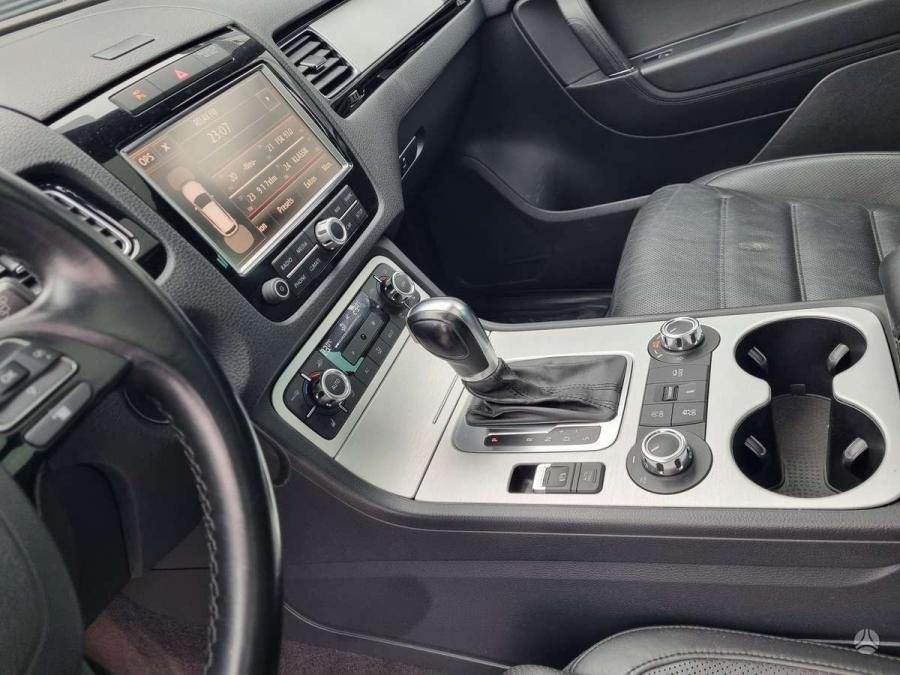 Black Volkswagen Touareg 2010 in Taurage, with an engine capacity of 2.97 L and mileage of 276 thousand km for 10000 €, photo 12 on AUTOMOTO.COM.LV