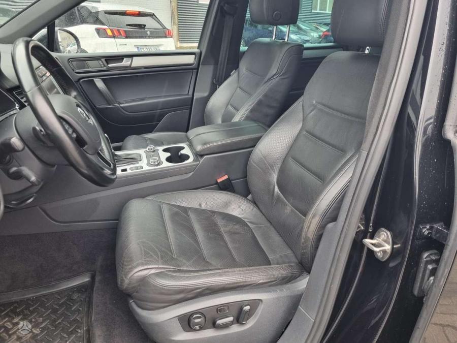 Black Volkswagen Touareg 2010 in Taurage, with an engine capacity of 2.97 L and mileage of 276 thousand km for 10000 €, photo 14 on AUTOMOTO.COM.LV