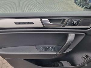 Black Volkswagen Touareg 2010 in Taurage, with an engine capacity of 2.97 L and mileage of 276 thousand km for 10000 €, photo 15 on AUTOMOTO.COM.LV