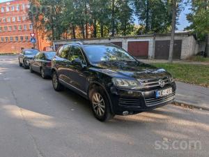 Melns Volkswagen Touareg 2010 Rīga, ar dzinēja tilpumu 3.00 L un nobraukumu 355 tūkst. km par 10500 €, foto  vietnē AUTOMOTO.COM.LV
